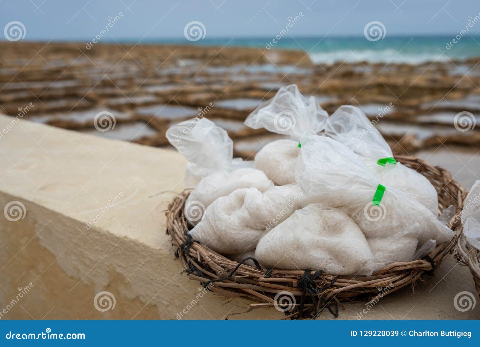 Sacos Gozo de sal imagem de stock. Imagem de bacia, conceito - 129220039