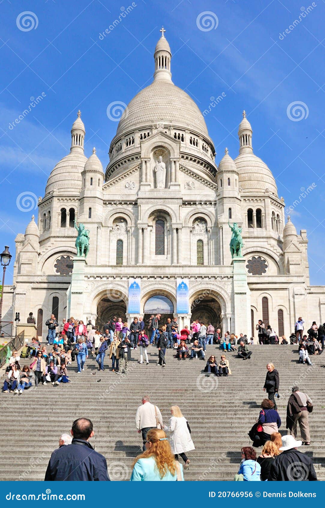 Sacre Coeur in Paris, France Editorial Photo - Image of sunny, paris ...