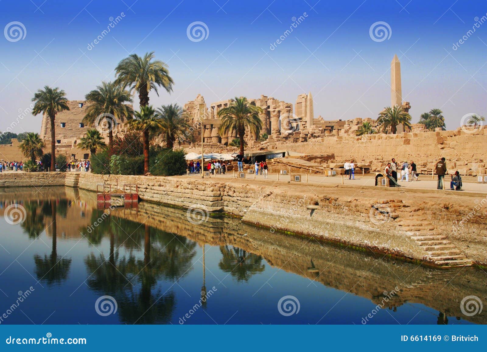 Sacred lake of Karnak editorial stock image. Image of king - 6614169