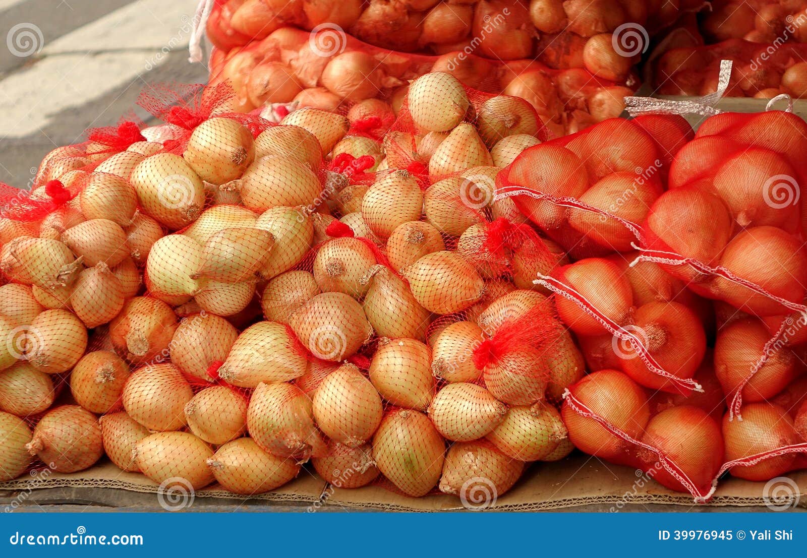 Sacs d'oignons image stock. Image du agriculture, produit - 39976945