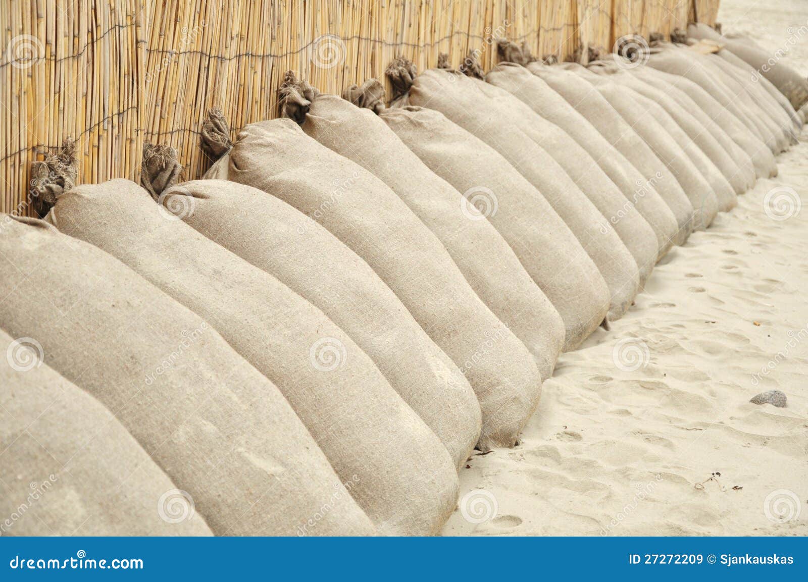 Sacs de sable sur la plage image stock. Image du inondation - 27272209