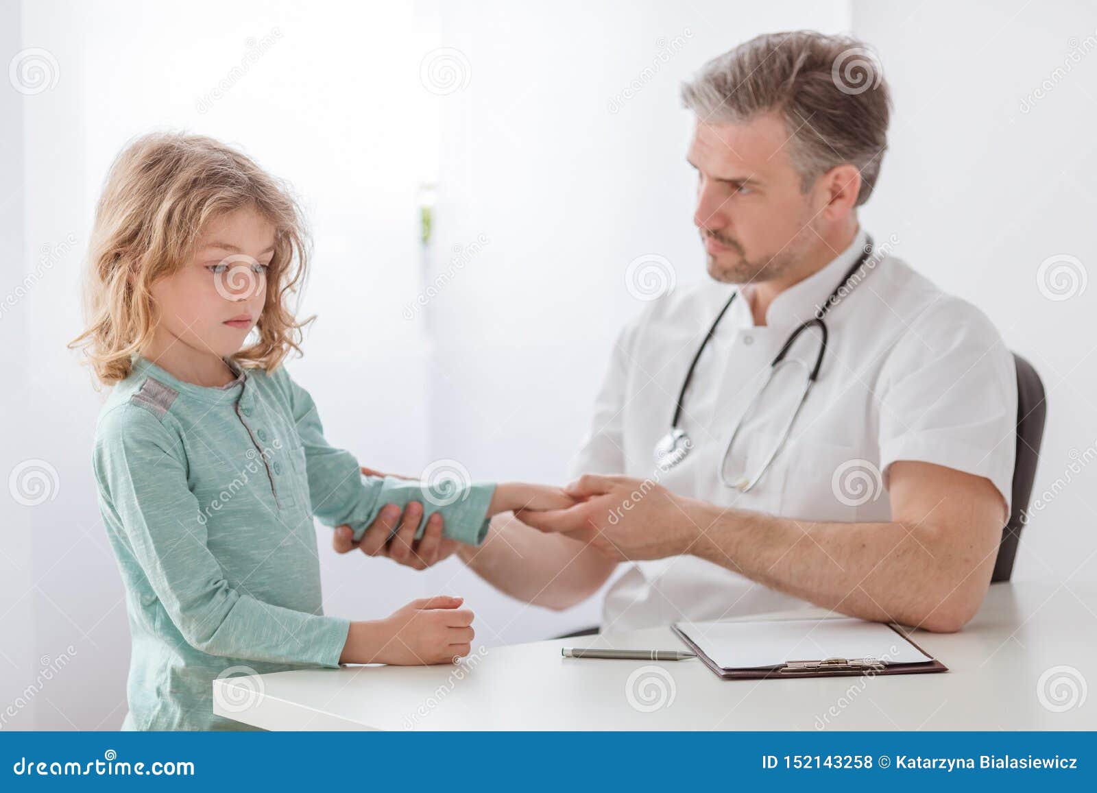 Sad Sick Child and Pediatrician in the DoctoR`s Office Stock Photo ...