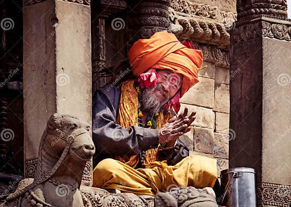 Sadhu Avec Le Visage Peint Traditionnel Dans Bhaktapur, Népal Image ... Sadhu Avec Le Visage Peint Traditionnel Dans Bhaktapur, Népal Image ...