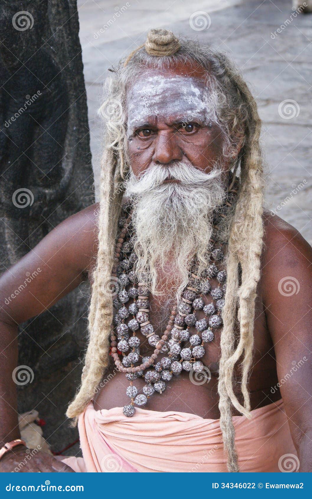 Sadhu indou d'homme saint photographie éditorial. Image du perles ...