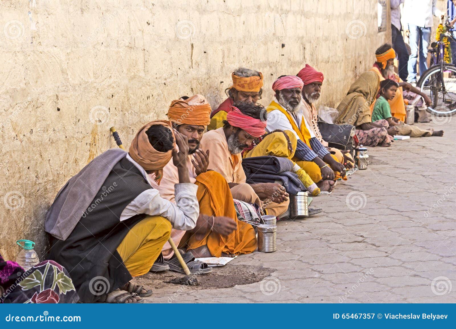 Sadhus en el mandir fotografía editorial. Imagen de sagrado - 65467357