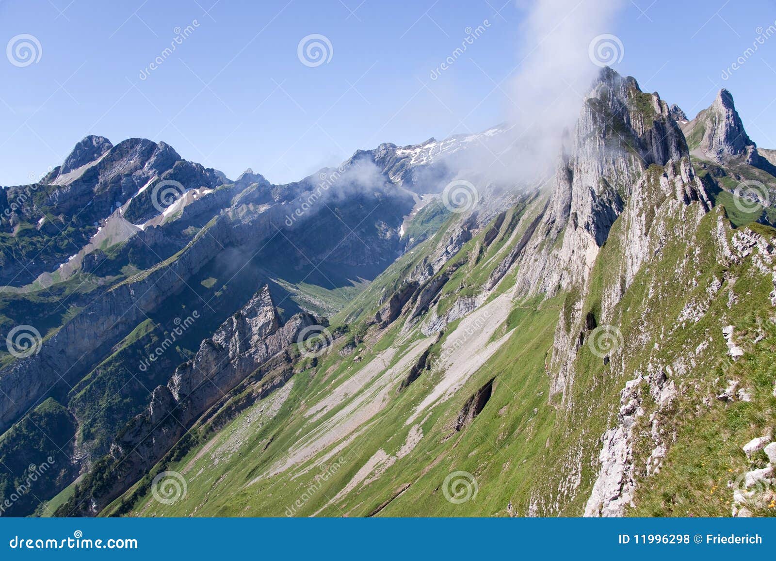 Saentis 3 stock foto. Image of wolken, slepen, klippen - 11996298