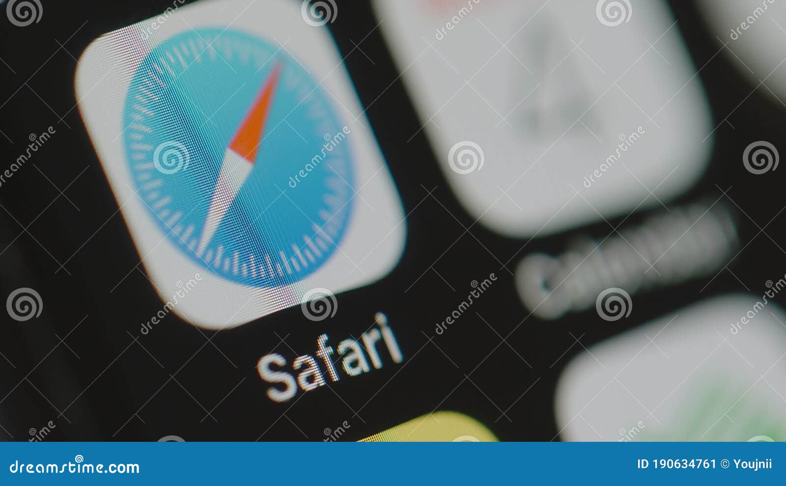 Safari Browser Icon on Iphone Editorial Photo - Image of surf, launch ...