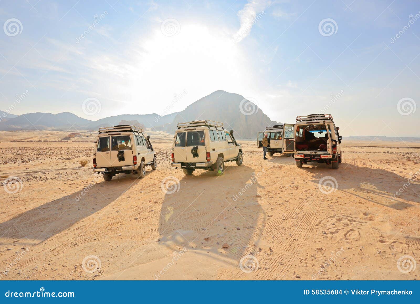 Safari SUV Toyota Land Cruiser in the Desert of Egypt Editorial Stock ...