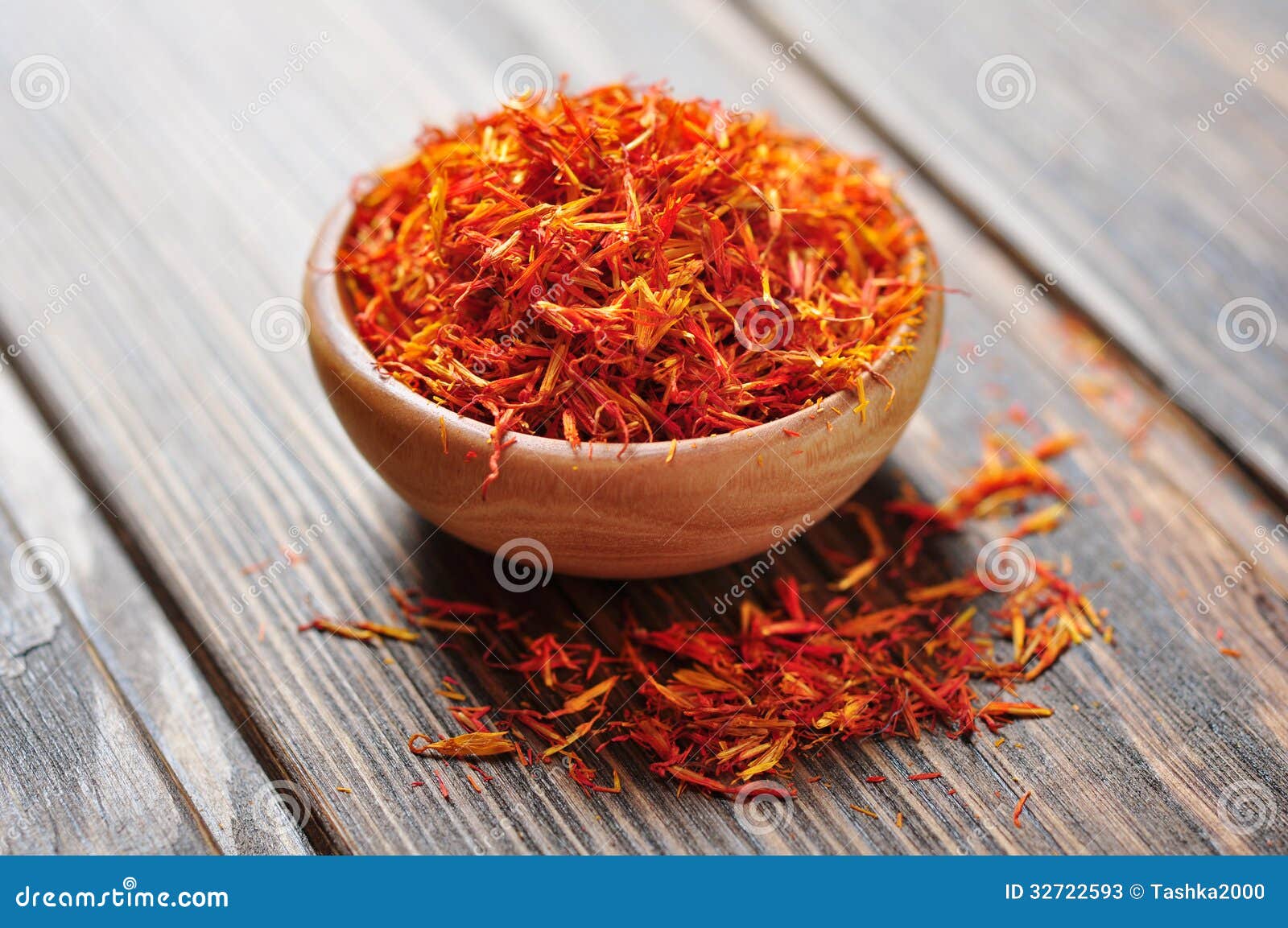 Saffraan in houten kom stock afbeelding. Image of velen - 32722593