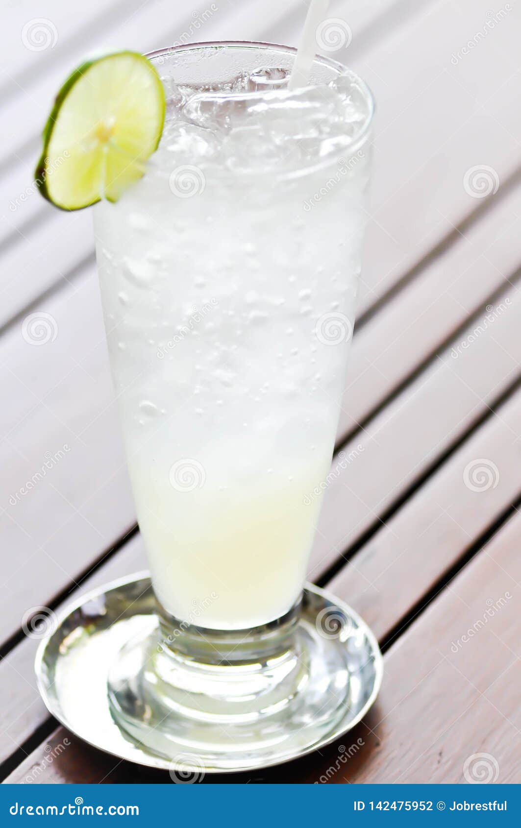 Saft, Limettensaft Oder Zitronensaft Stockfoto - Bild von getränk ...