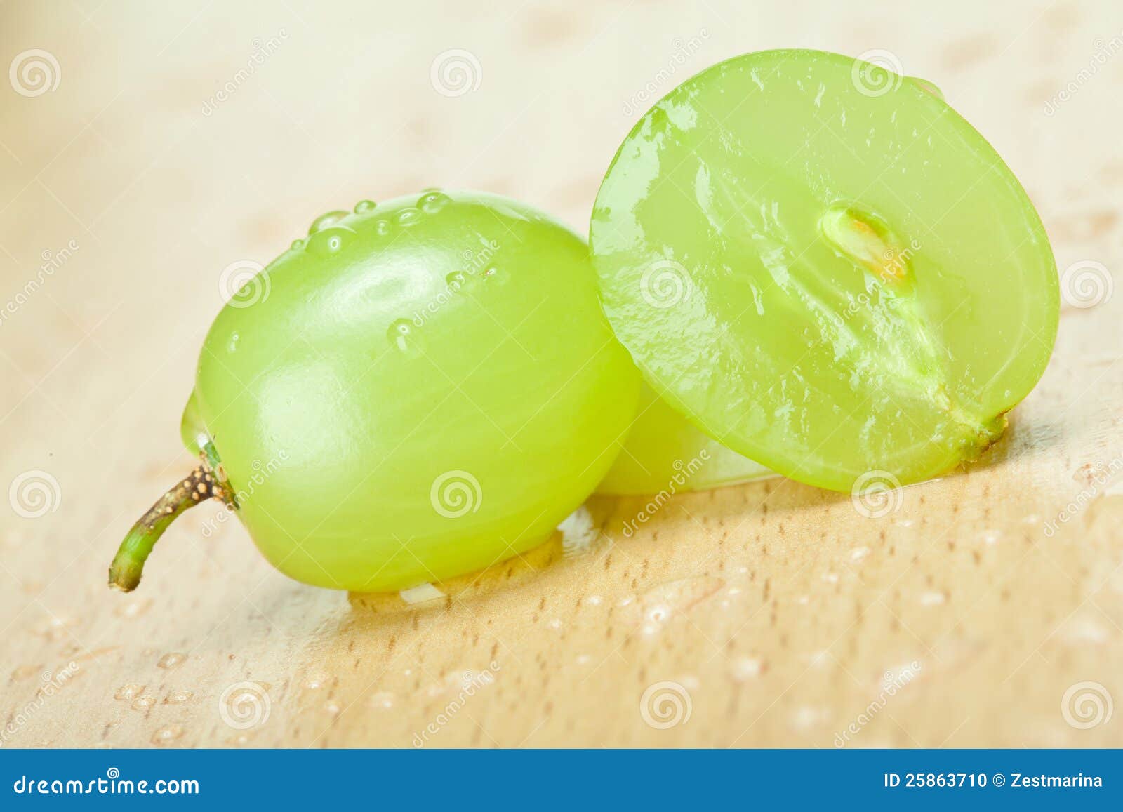 Saftige grüne Trauben stockfoto. Bild von kapitel, frische - 25863710