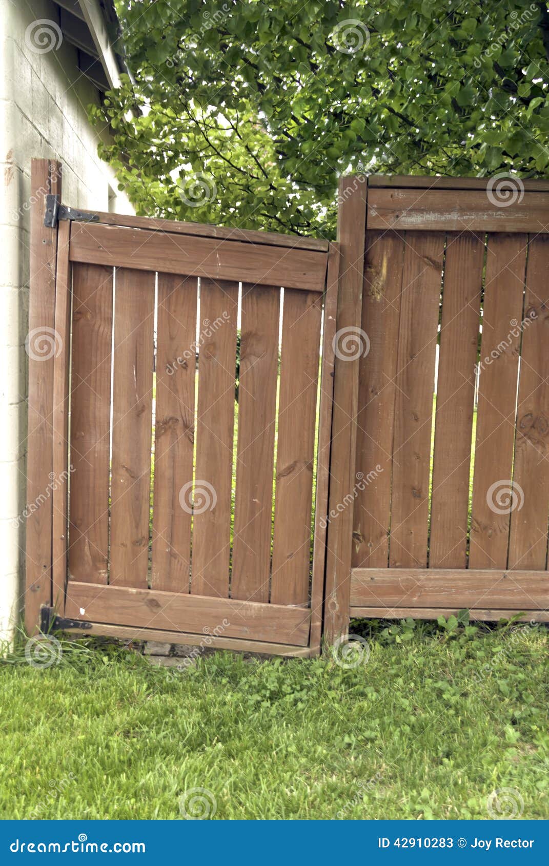 Old Sagging Wooden Fence Stock Photo | CartoonDealer.com #191736192