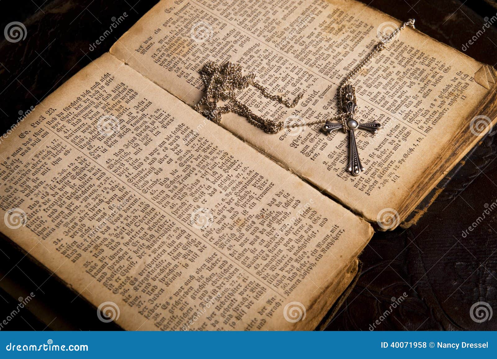 197 Sagrada Biblia Antigua Fotos de stock - Fotos libres de regalías de ...