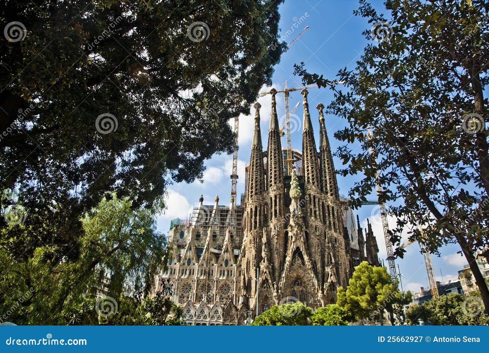 Sagrada familia editorial photography. Image of construction - 25662927