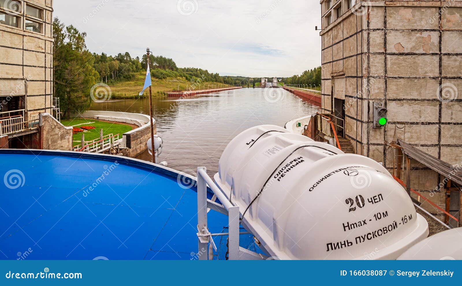 Sailing through the Gateway on Northwest River Editorial Photography ...