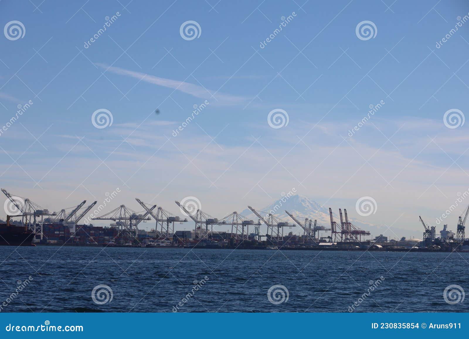 Sailing on the Lake Near Downtown Seattle Editorial Stock Image - Image ...