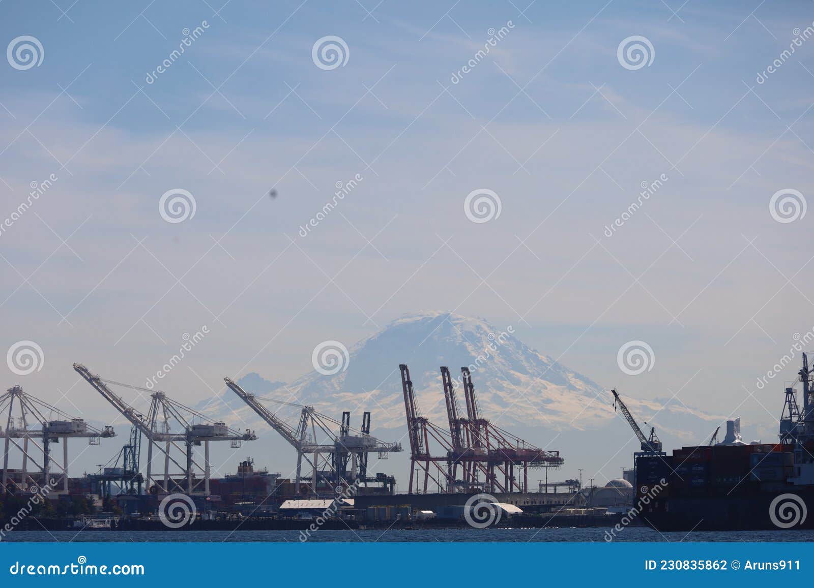 Sailing on the Lake Near Downtown Seattle Editorial Photography - Image ...