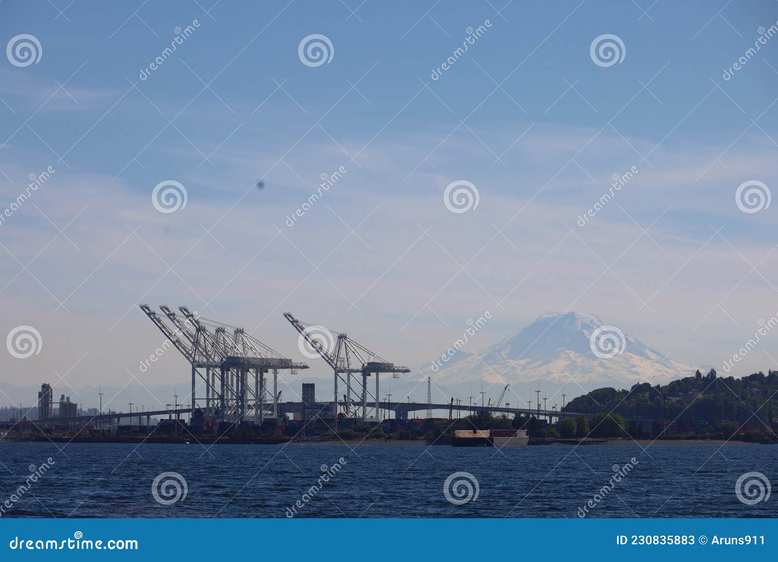 Sailing on the Lake Near Downtown Seattle Editorial Stock Photo - Image ...