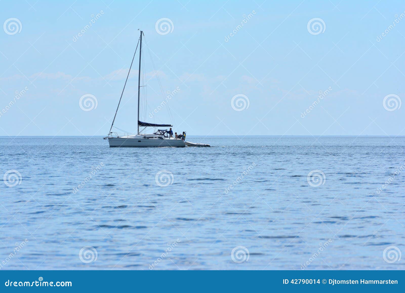 Sailing and power boat editorial stock image. Image of cruise - 42790014