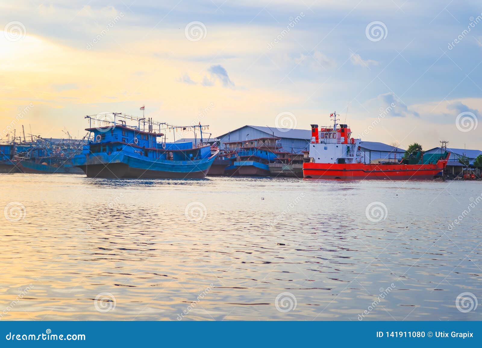 Sailing ship port sunset editorial image. Image of freight - 141911080