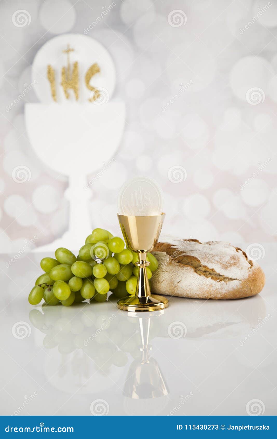 Sainte Communion Un Calice D'or, Composition D'isolement Sur Le Blanc ...