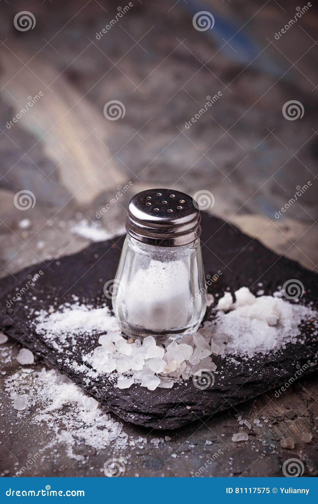 Sal blanca en coctelera imagen de archivo. Imagen de ingrediente - 81117575