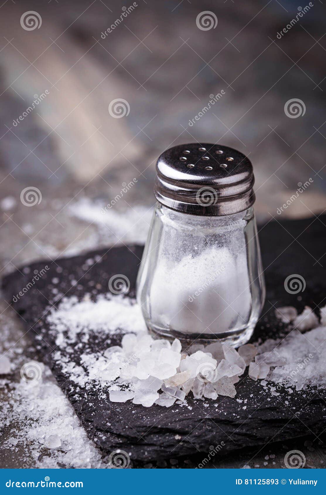 Sal blanca en coctelera imagen de archivo. Imagen de cristal - 81125893