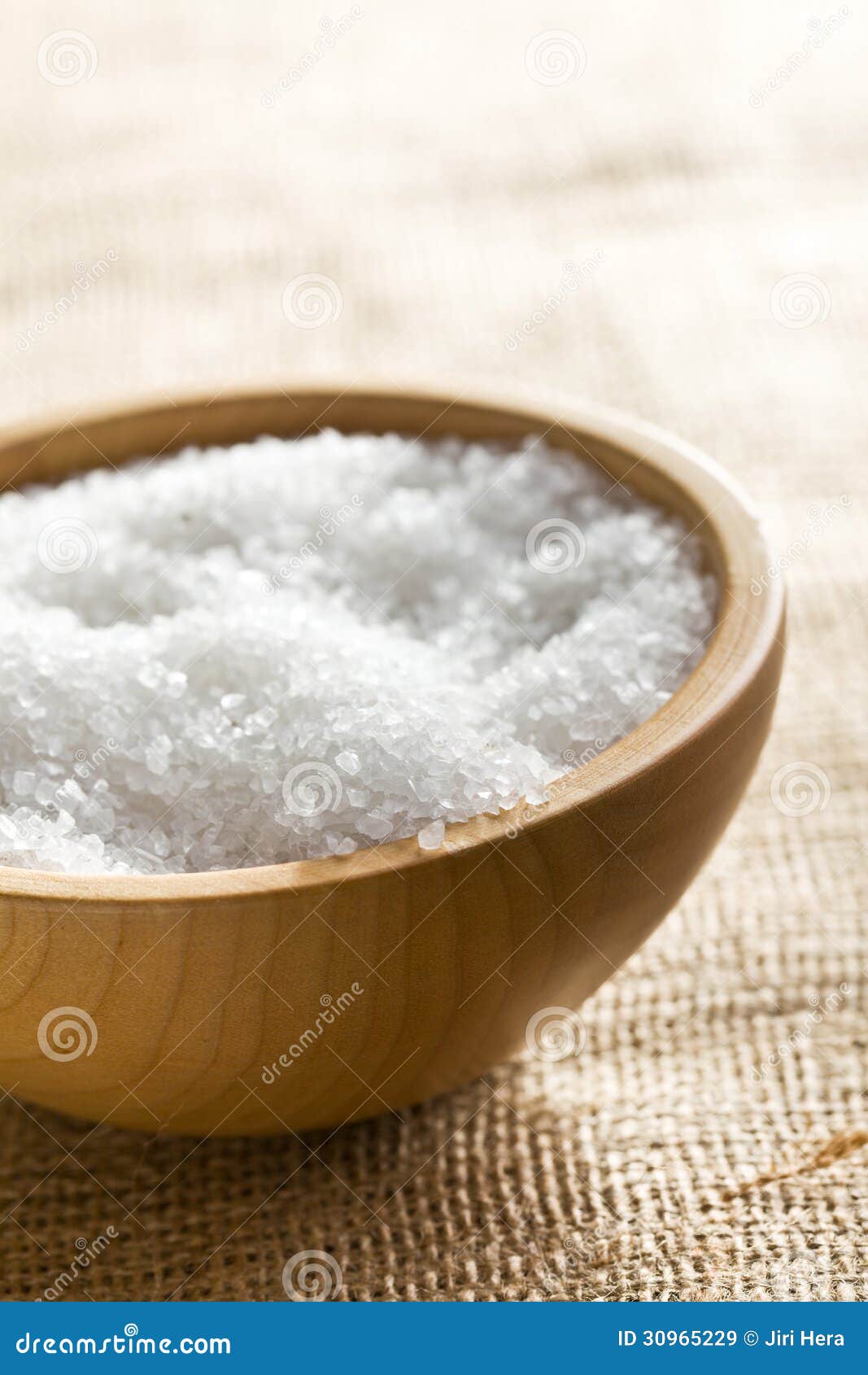 Sal Blanca En Cuenco De Madera Imagen de archivo - Imagen de mineral ...