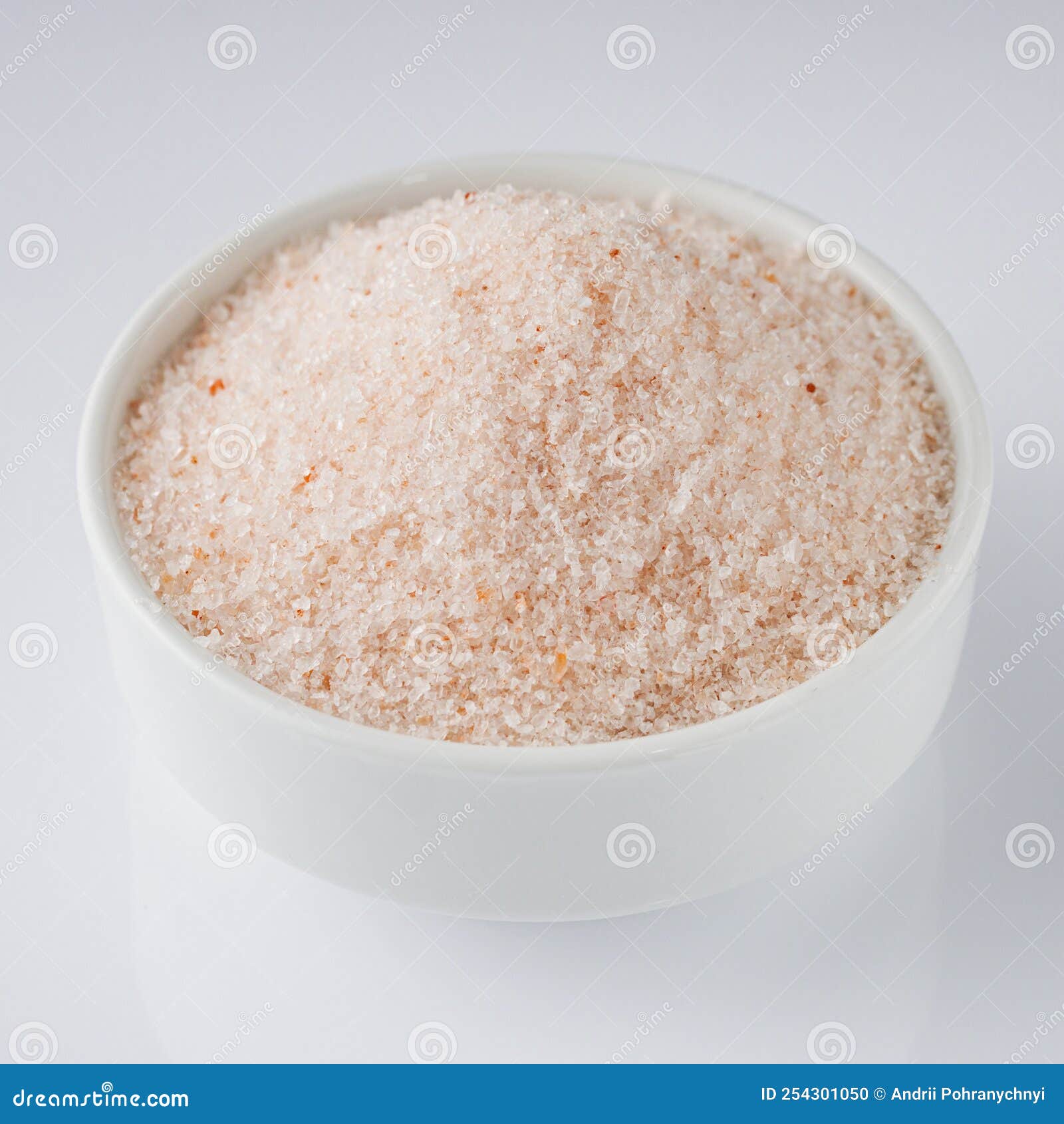 Sal Cor-de-rosa Do Himalaia Sobre Fundo Branco Foto de Stock - Imagem ...