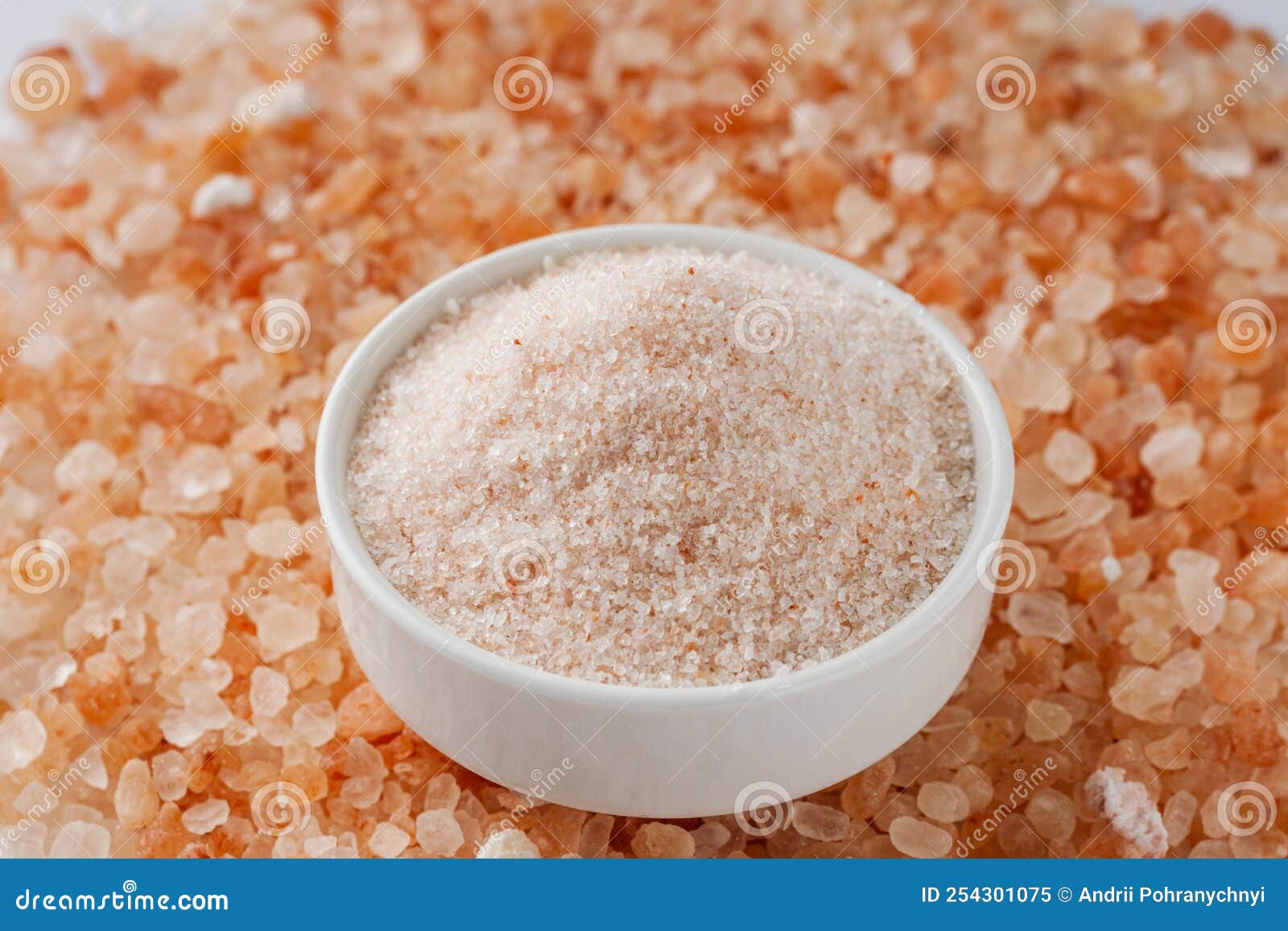 Sal Cor-de-rosa Do Himalaia Sobre Fundo Branco Imagem de Stock - Imagem ...