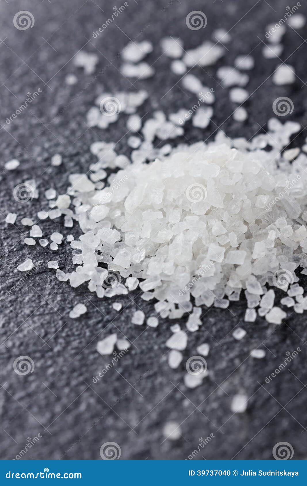 Sal del mar en una piedra foto de archivo. Imagen de sodio - 39737040