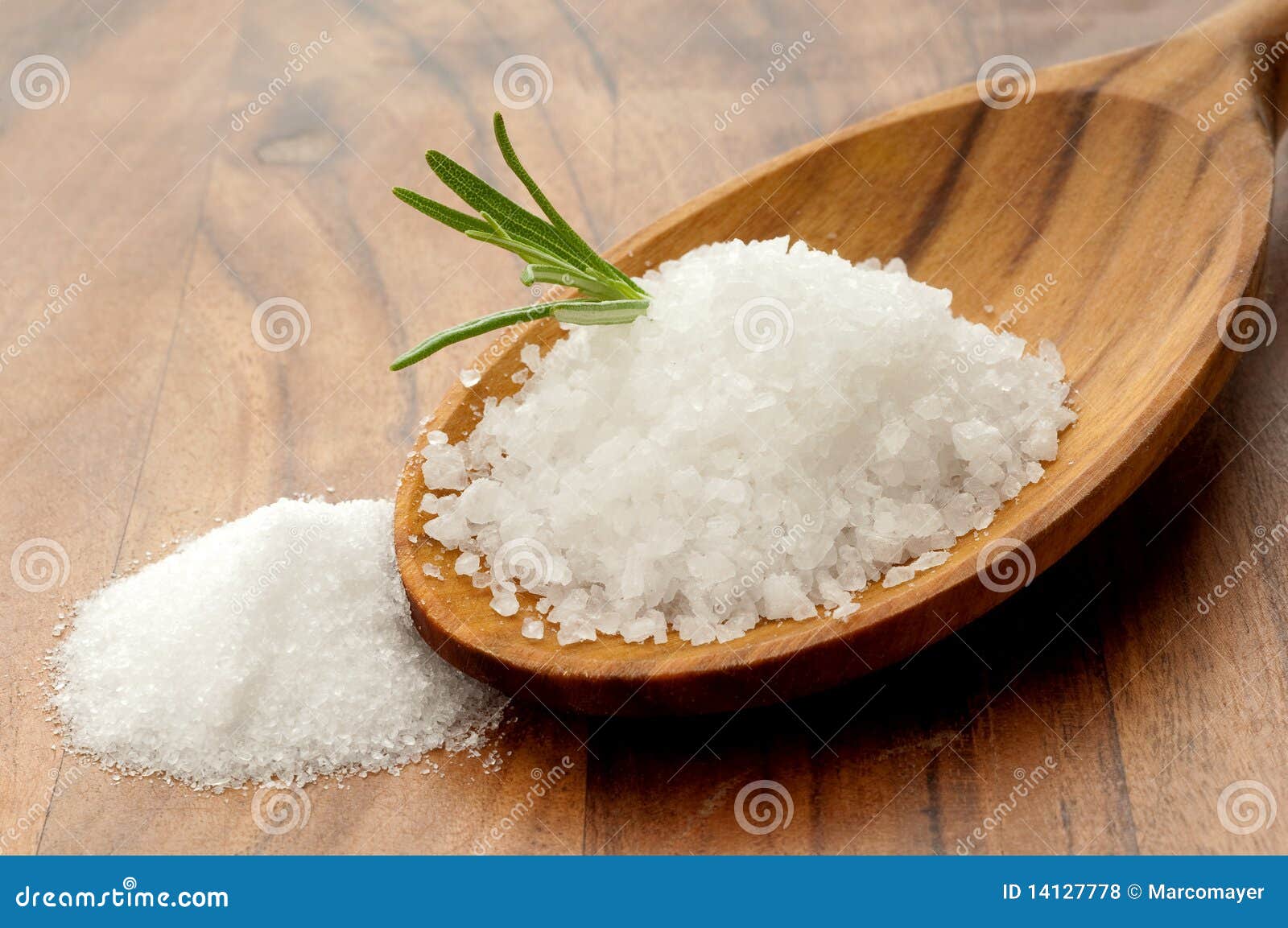 Sal natural sobre a colher foto de stock. Imagem de nave - 14127778