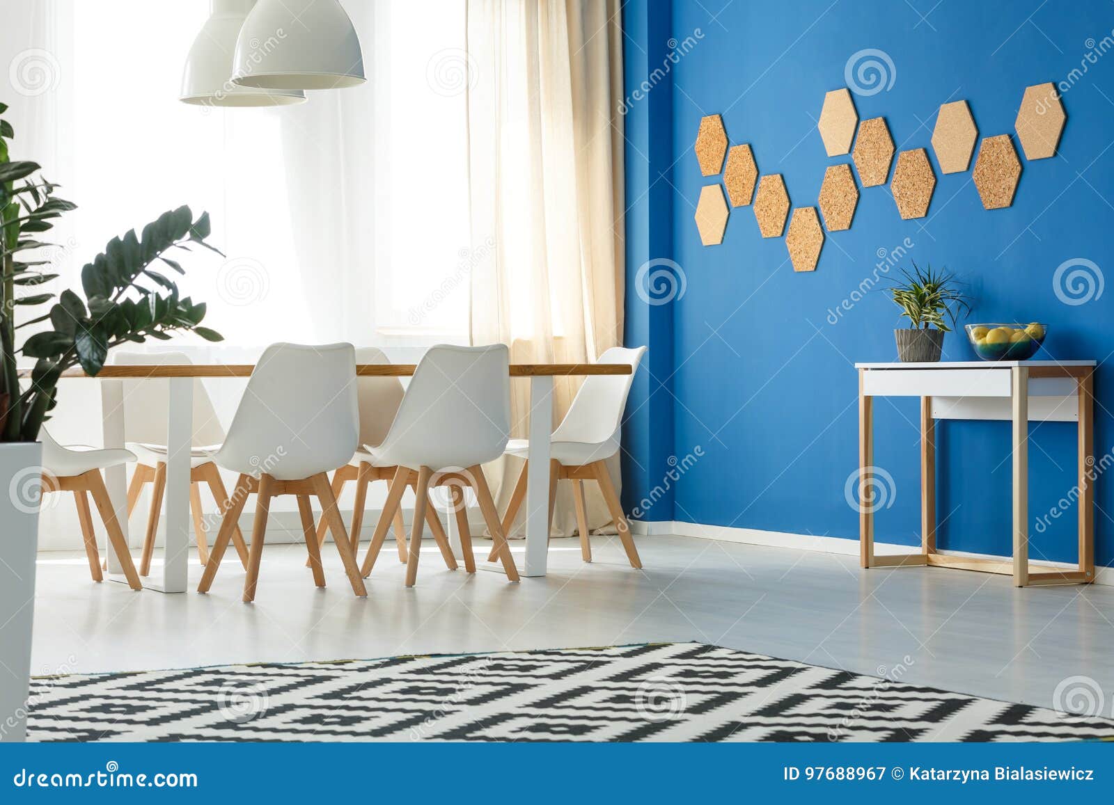 Sala Com Acento Azul Da Parede Imagem de Stock - Imagem de ...