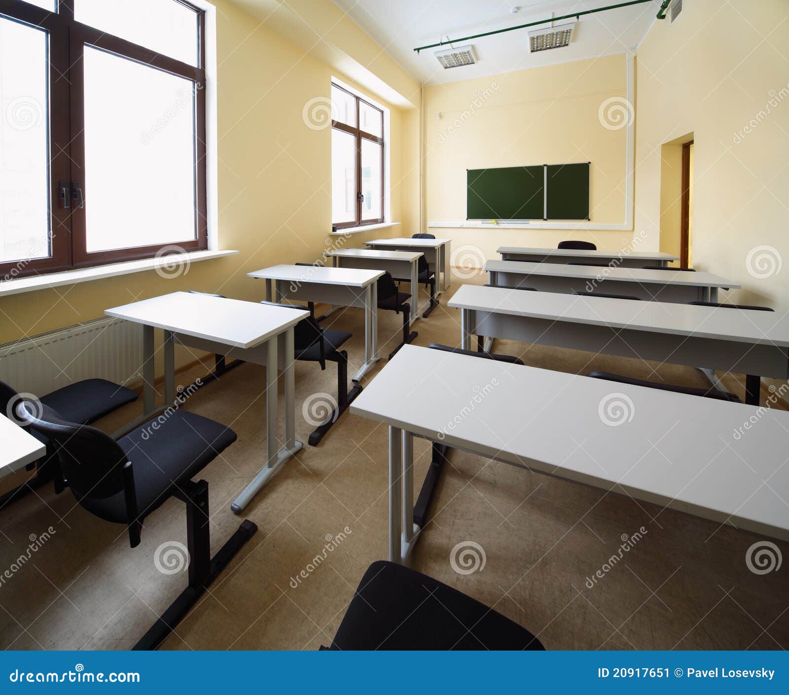 Sala De Aula Com As Mesas E As Cadeiras De Madeira Da Escola Imagem de ...