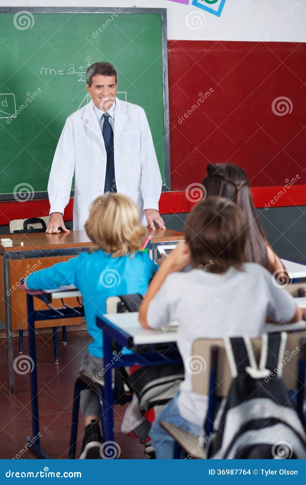 Sala De Aula De Teaching Students in Do Professor Foto de Stock ...