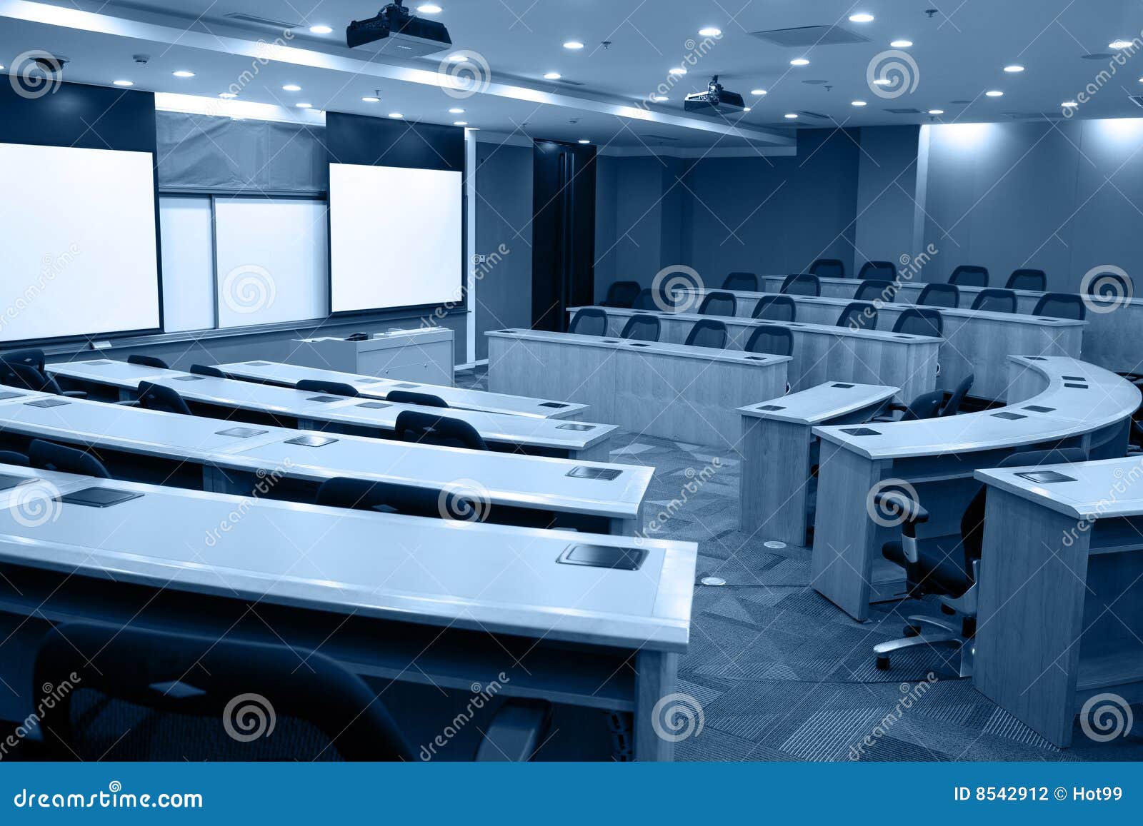 Sala De Aula Moderna Com Projetor Foto de Stock - Imagem de branco ...