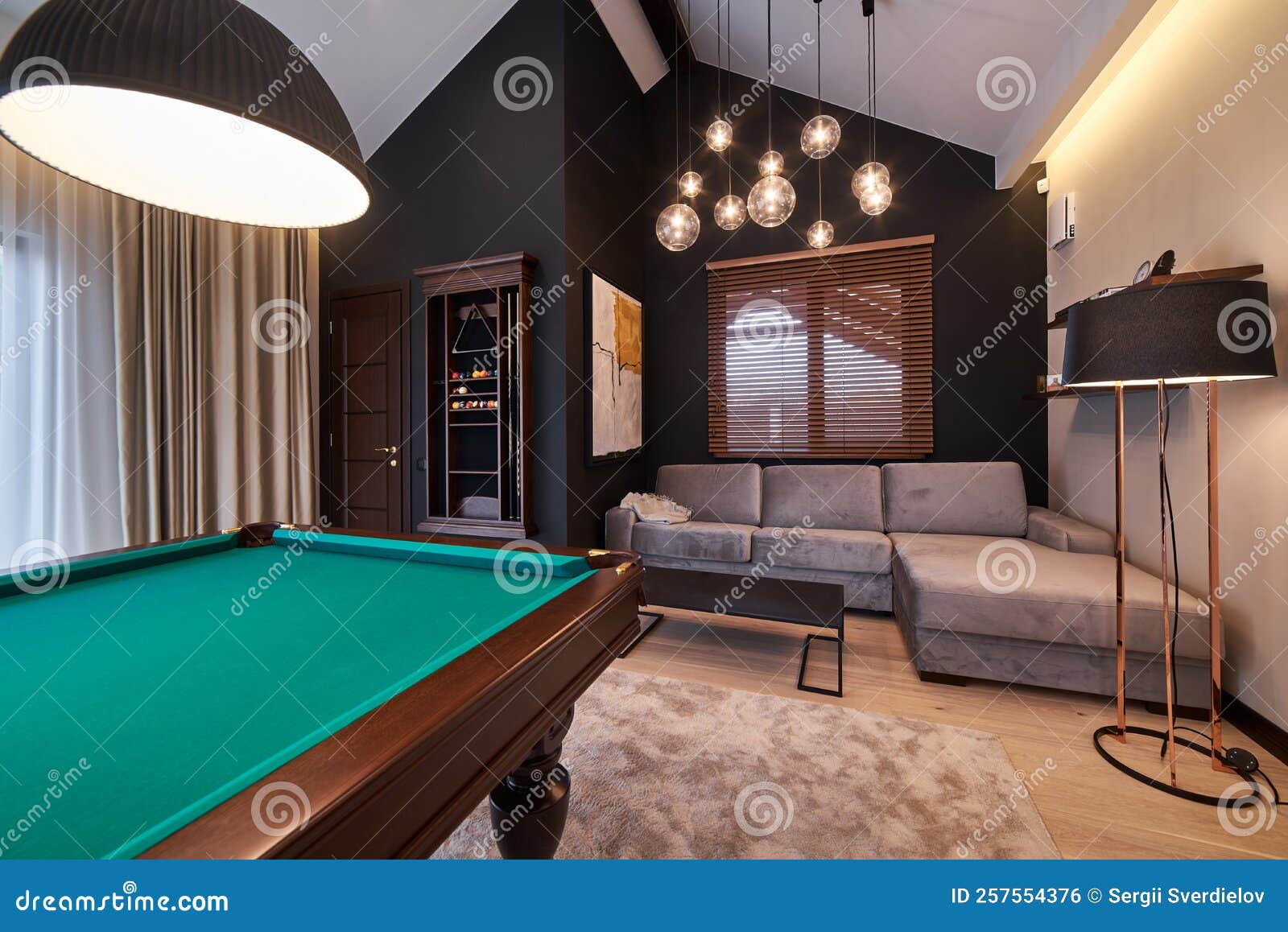 Sala De Billar Moderna Con Una Bonita Mesa Y Grandes Ventanas Foto de ...