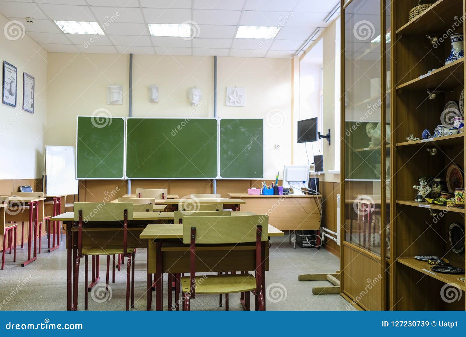 Sala De Clase Moderna De La Escuela Imagen de archivo - Imagen de silla ...