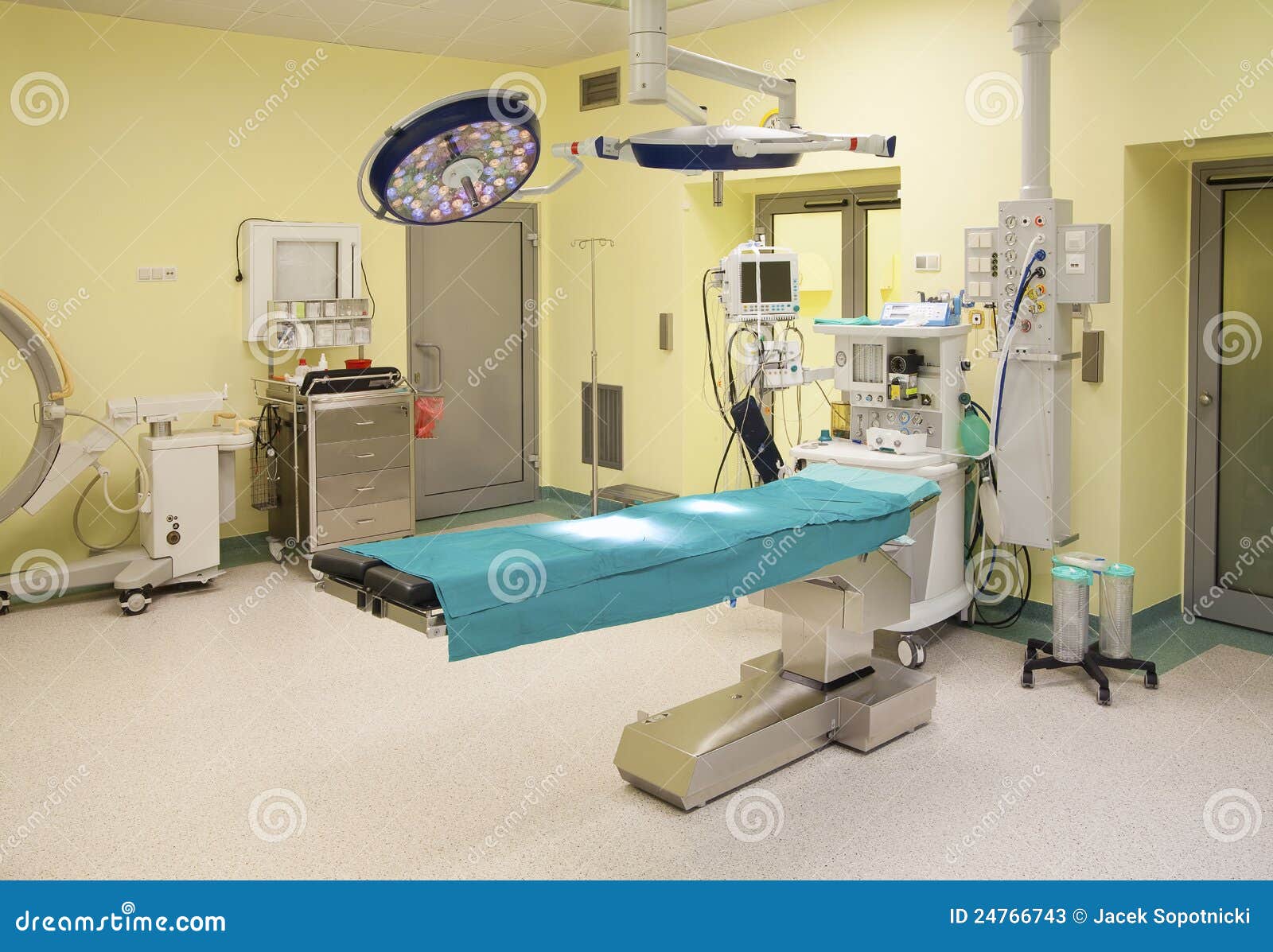 Sala De Operaciones En Hospital Público Imagen de archivo - Imagen de ...