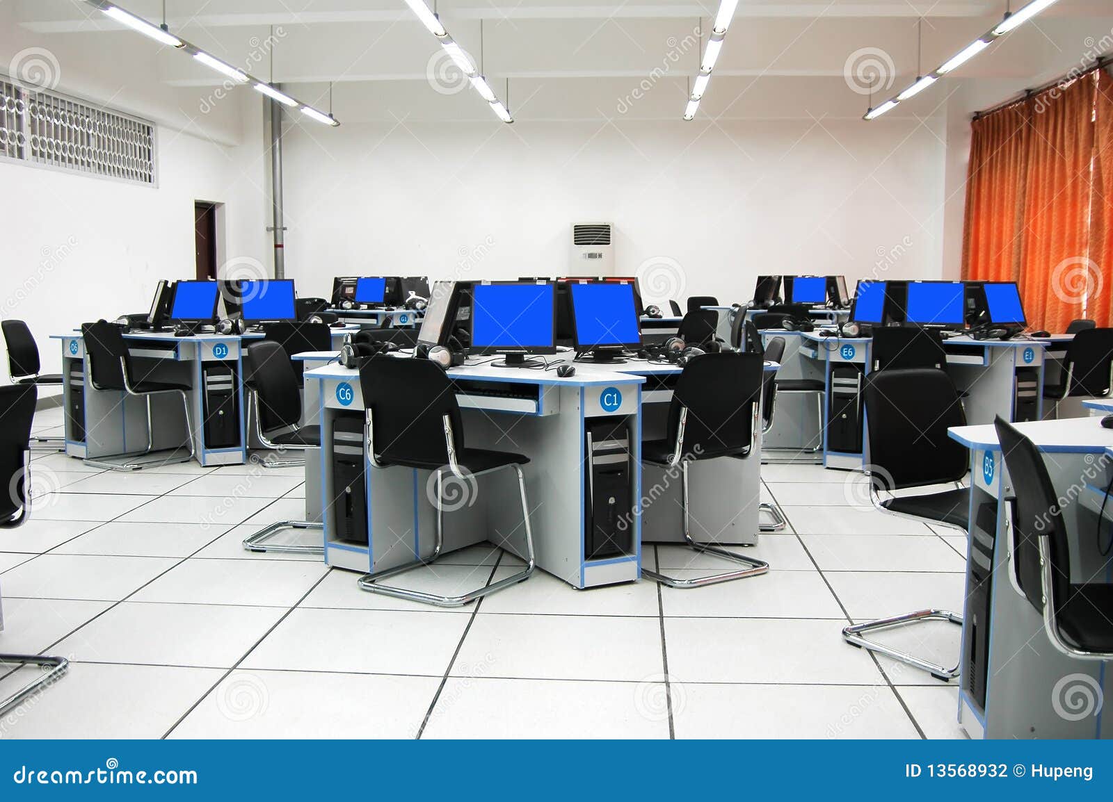 Sala de ordenadores foto de archivo. Imagen de monitores - 13568932