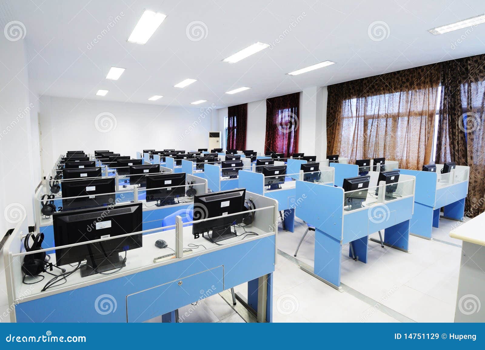 Sala de ordenadores imagen de archivo. Imagen de ordenadores - 14751129