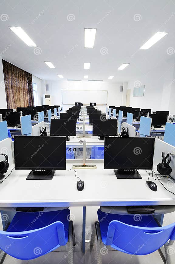 Sala de ordenadores imagen de archivo. Imagen de notas - 14751167