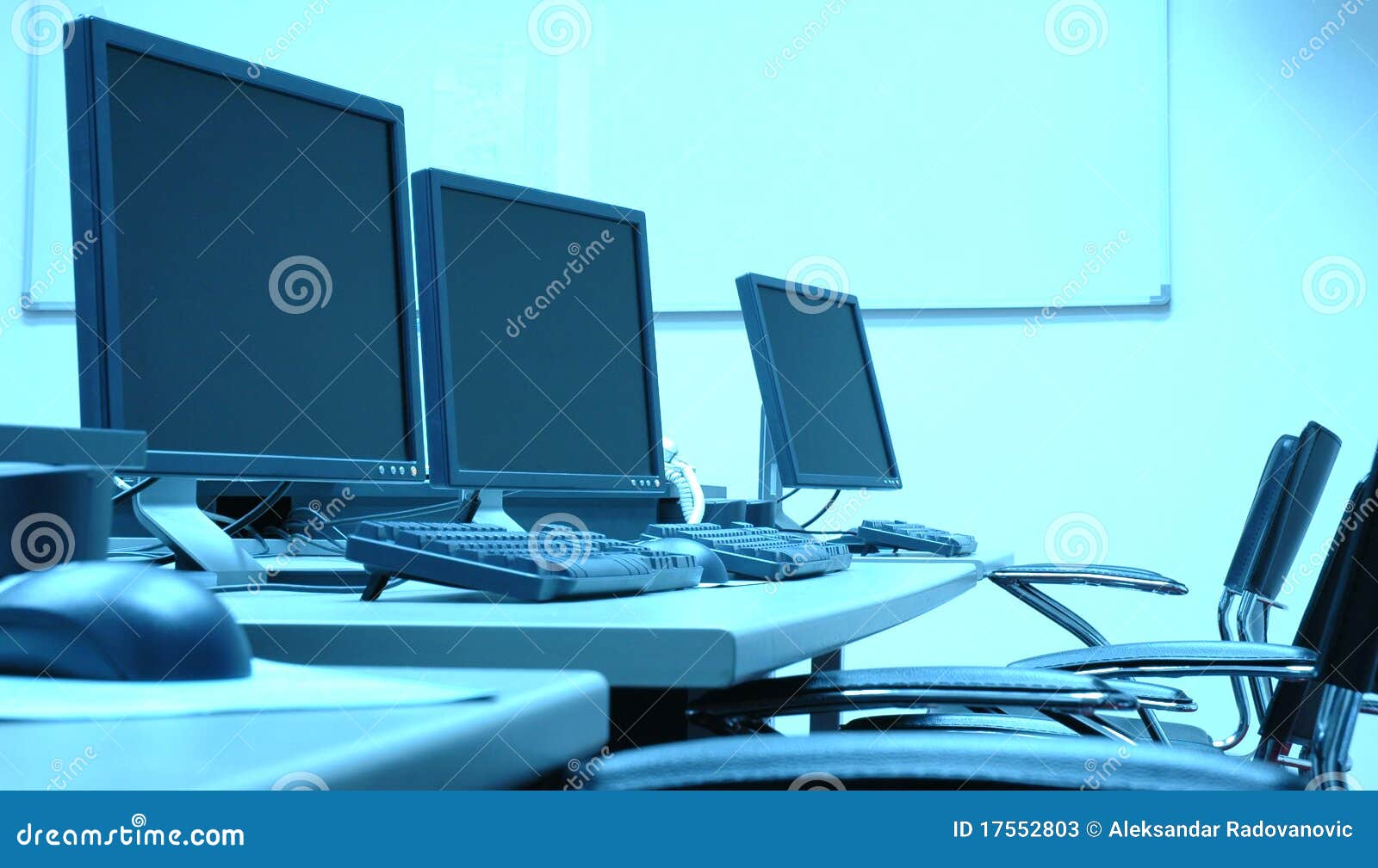 Sala de ordenadores imagen de archivo. Imagen de comunicaciones - 17552803