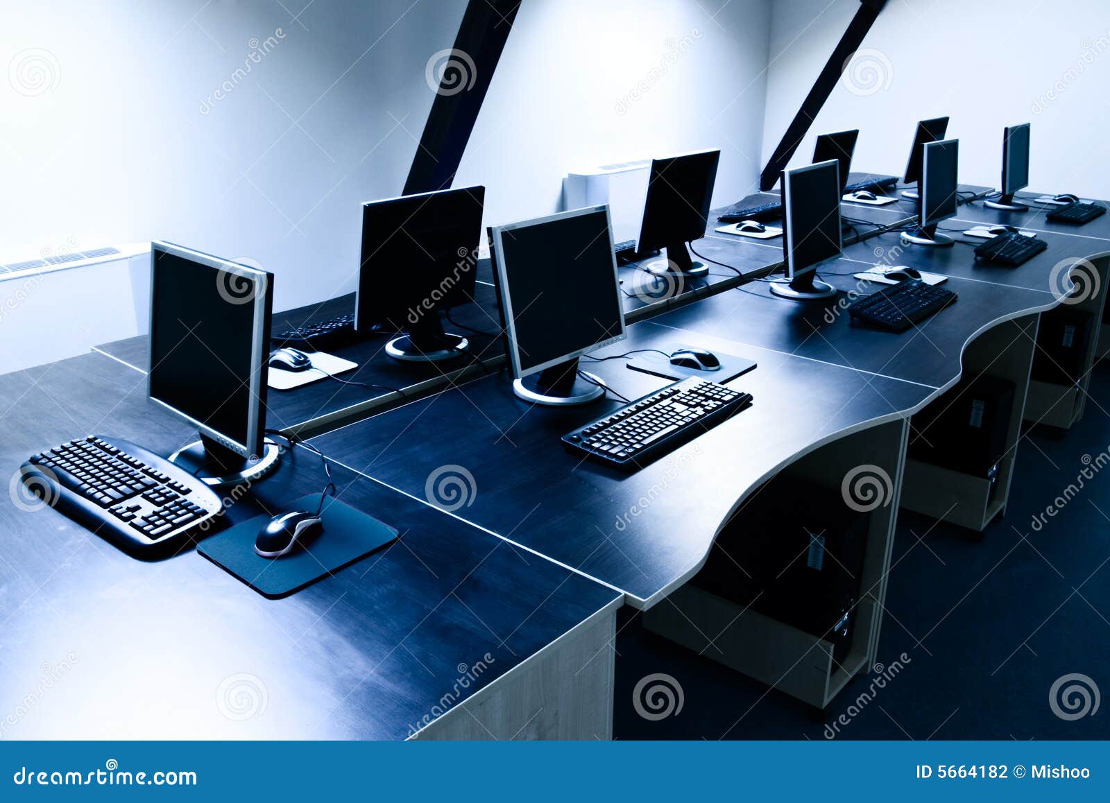 Sala de ordenadores foto de archivo. Imagen de escritorio - 5664182