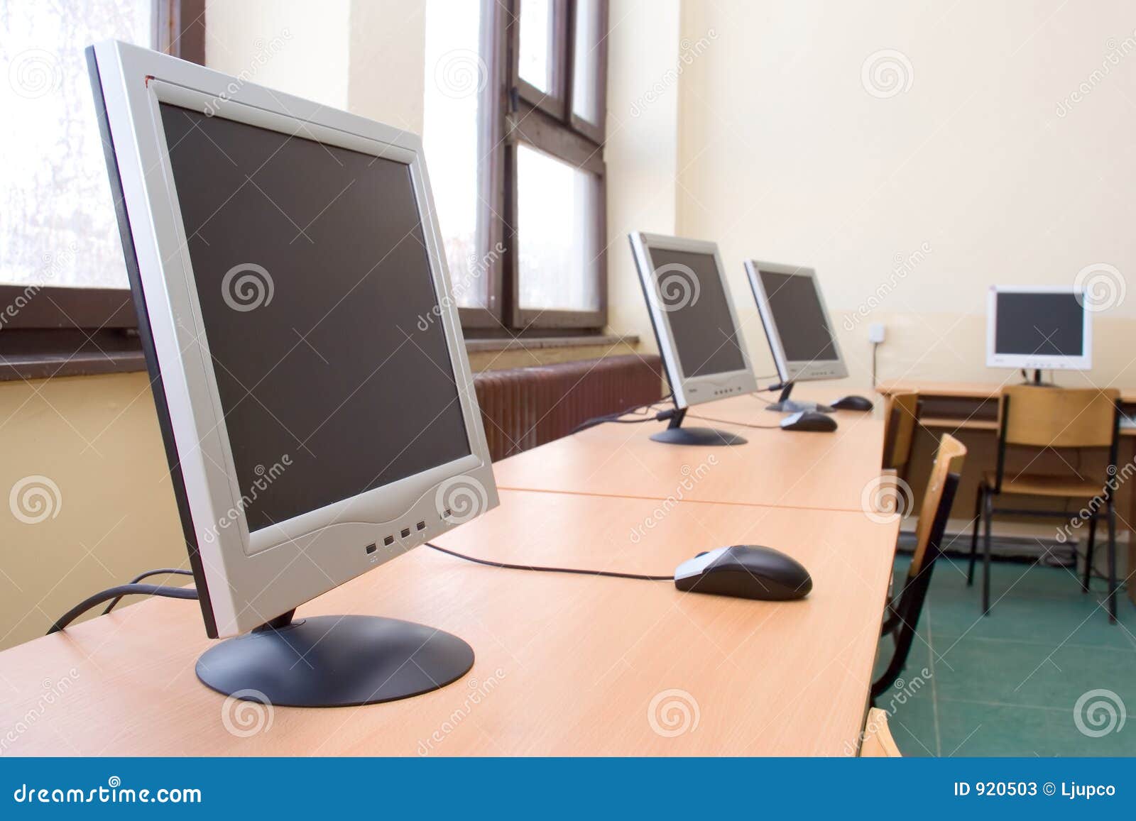 Sala de ordenadores imagen de archivo. Imagen de herramienta - 920503