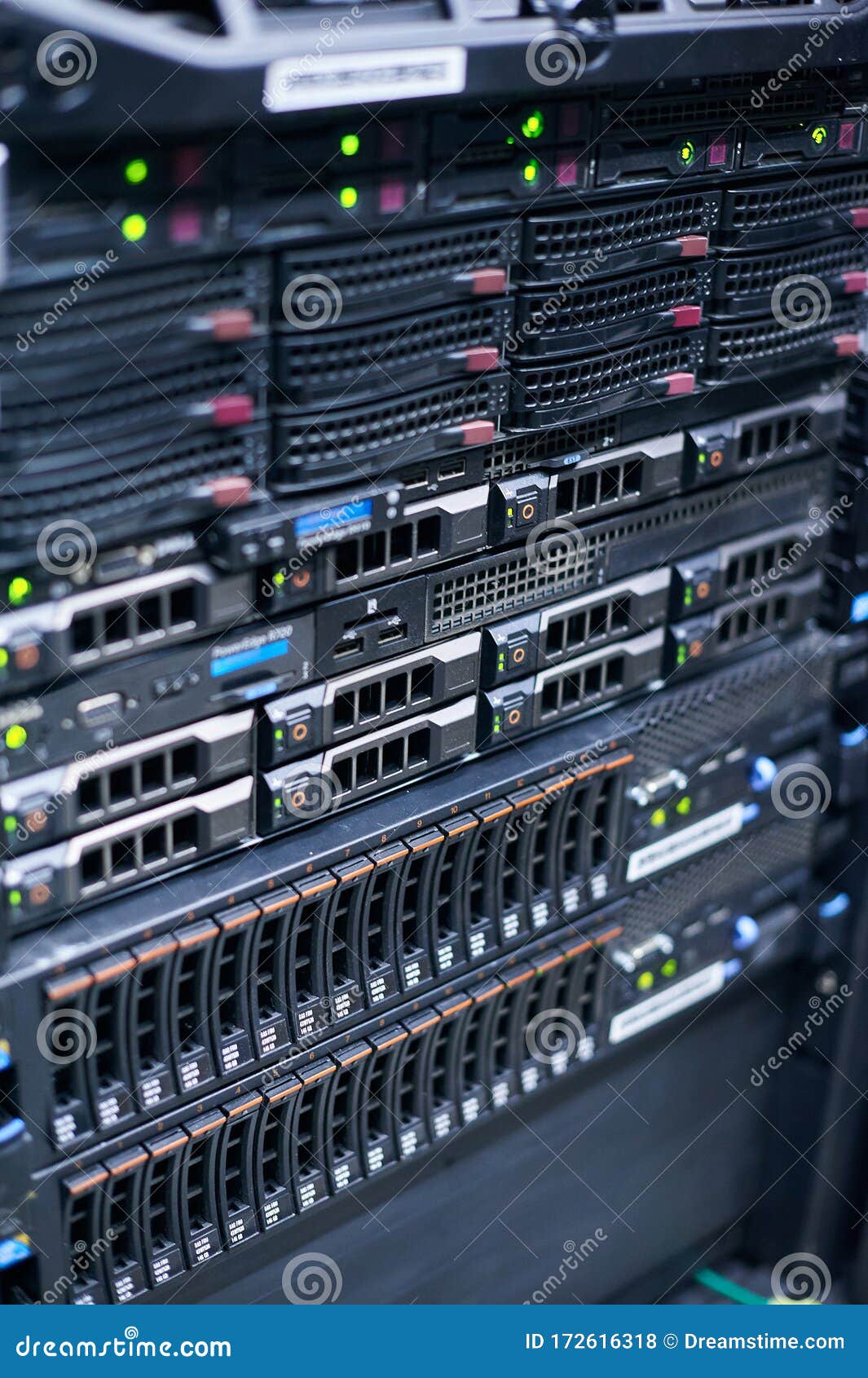 Sala De Servidores Cheia De Racks E Servidores Foto de Stock - Imagem ...