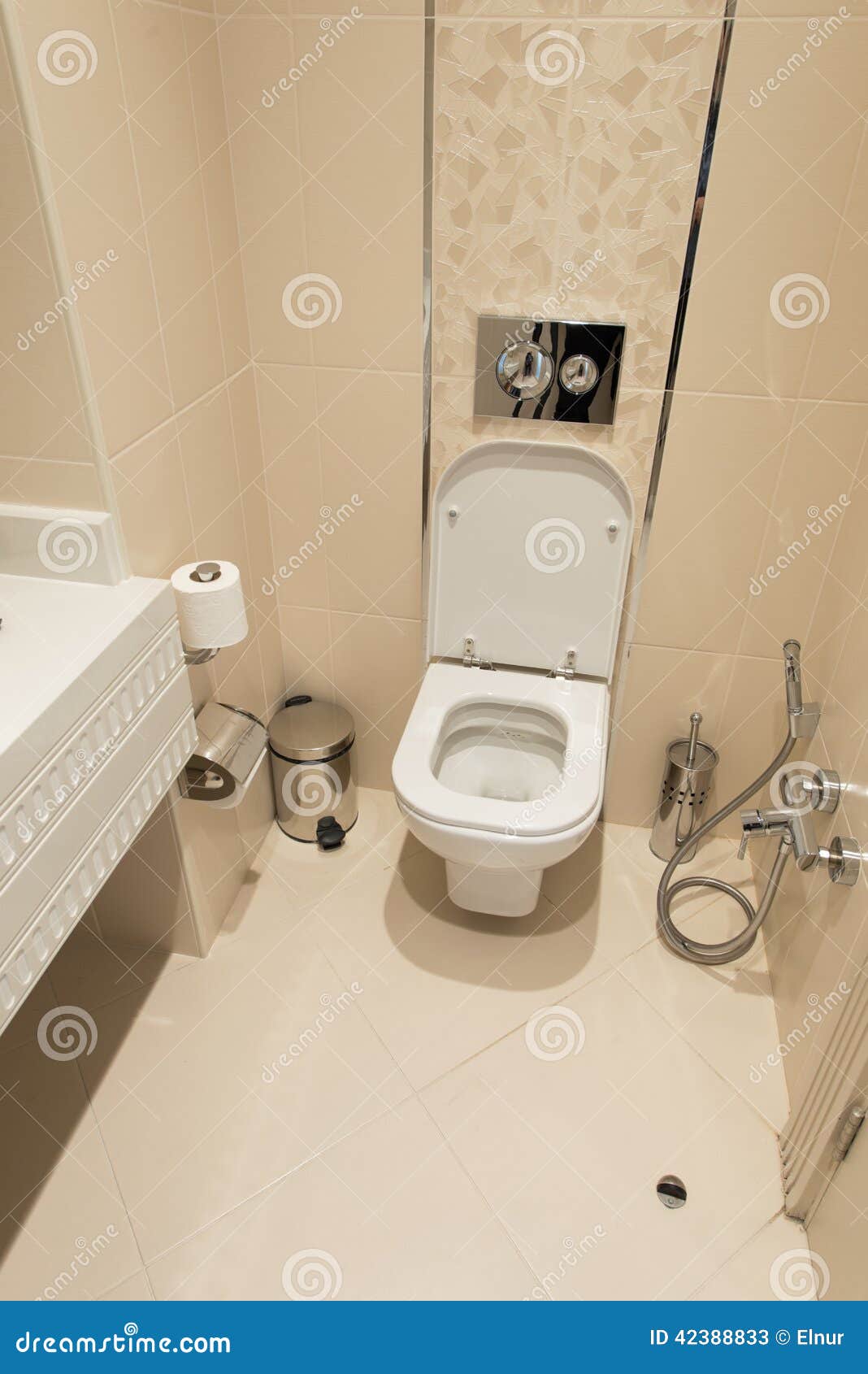 Sala do toalete no moderno imagem de stock. Imagem de resplendor - 42388833