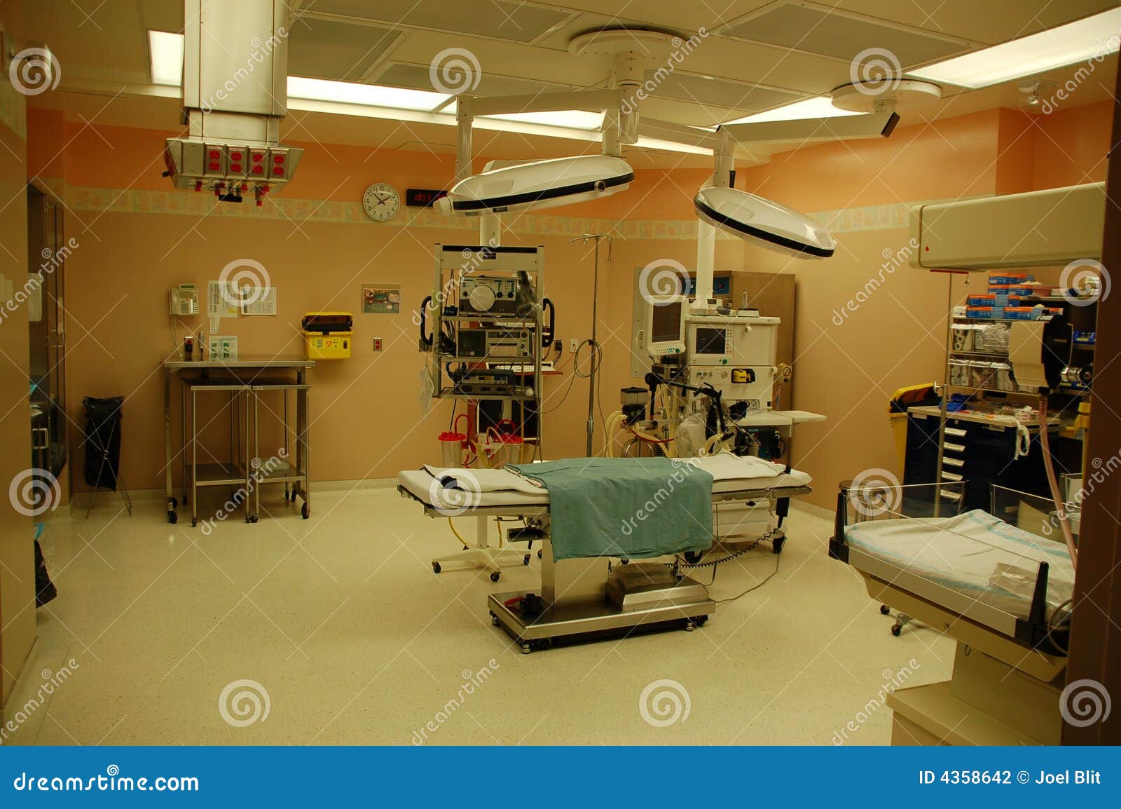 Sala operacyjna zdjęcie stock. Obraz złożonej z lekarki - 4358642