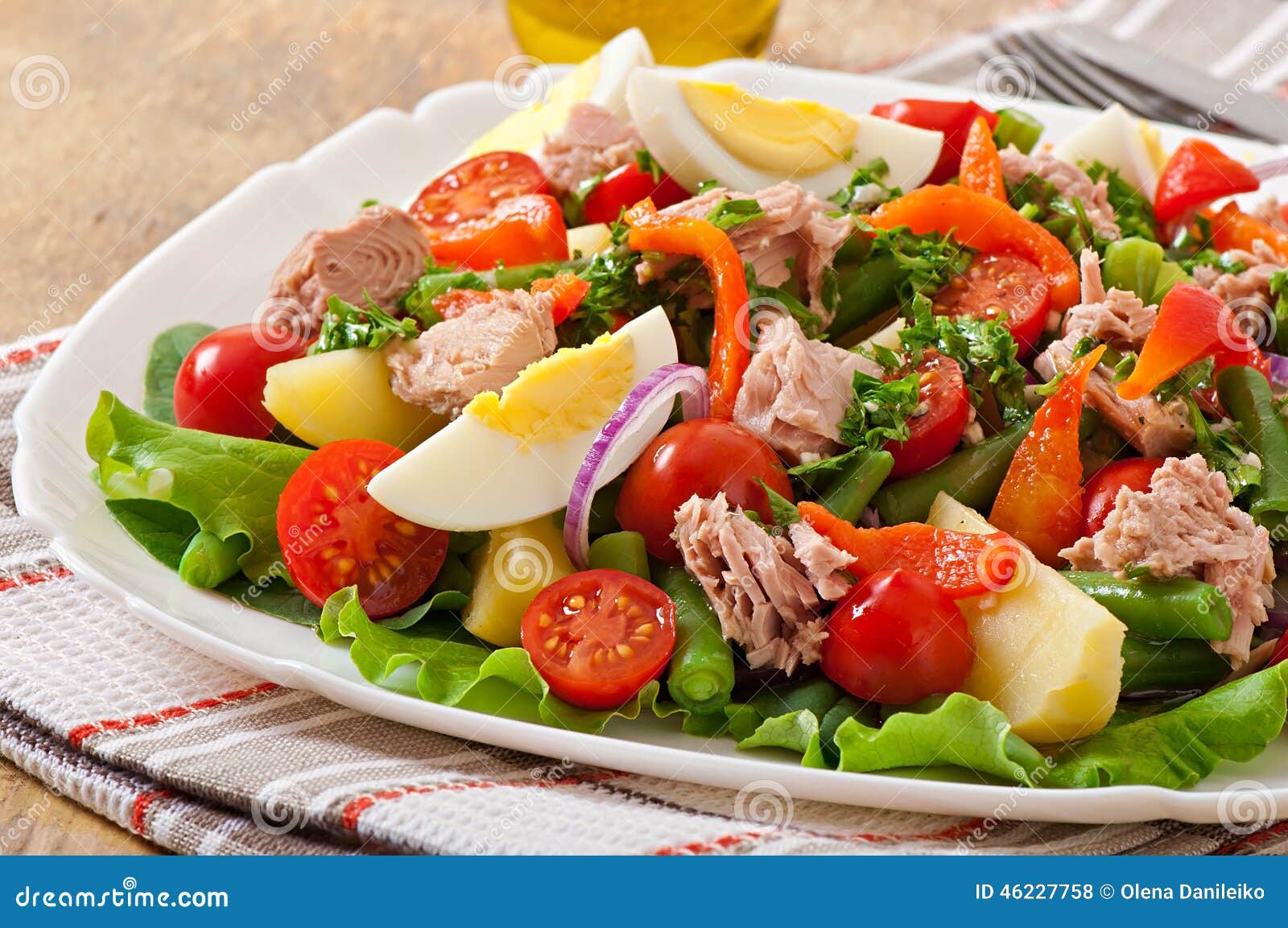 Salada Com Atum, Tomates, Batata E Cebola Foto de Stock - Imagem de ...