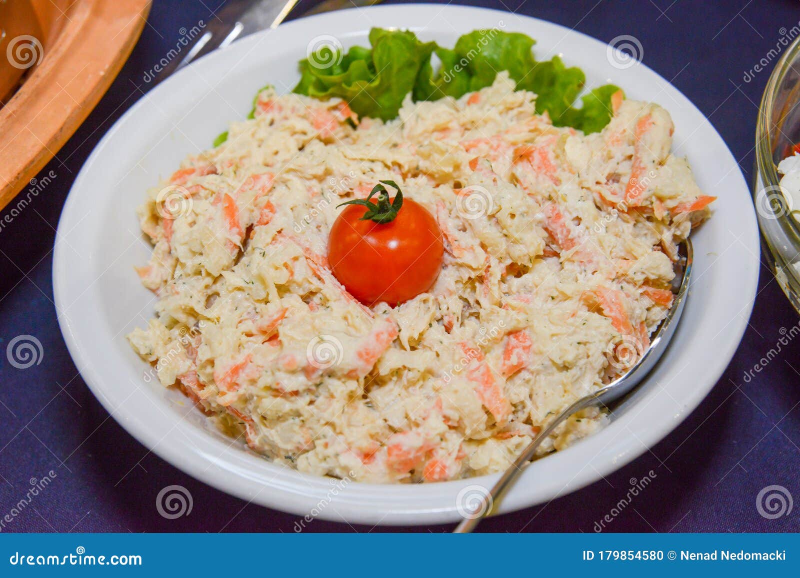 Salada Com Cenoura Ralada, Massa E Creme Azedo Foto de Stock - Imagem ...